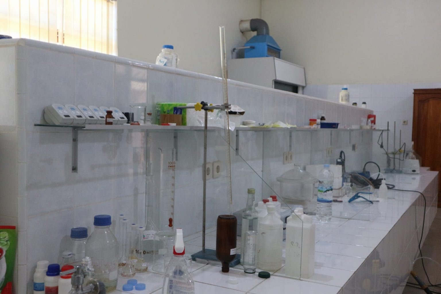 Prosedur Plus Tarif Pengujian Sampel di UPTD Laboratorium Lingkungan Hidup Sultra - lajur